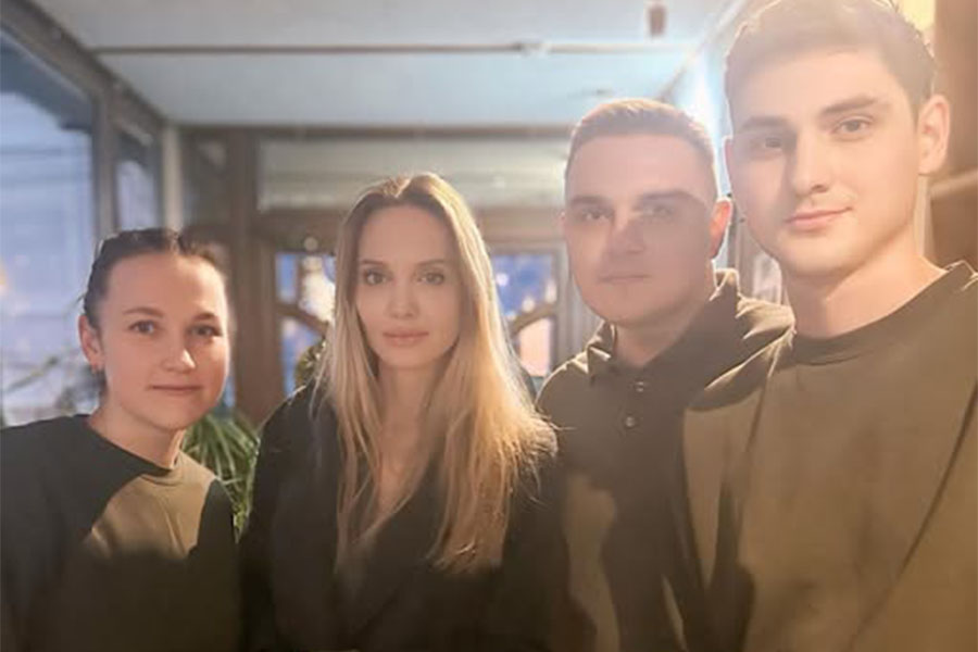 У Вінниці Анджеліна Джолі завітала в атмосферний місцевий паб. Новини Вінниці-UKR.NET